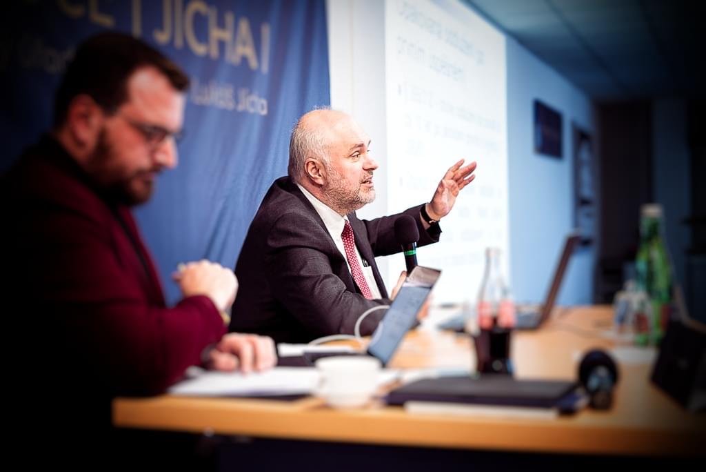 Soudce Krhut: Učitel pracující ve Škodovce? Chce-li oddlužit, má se ...